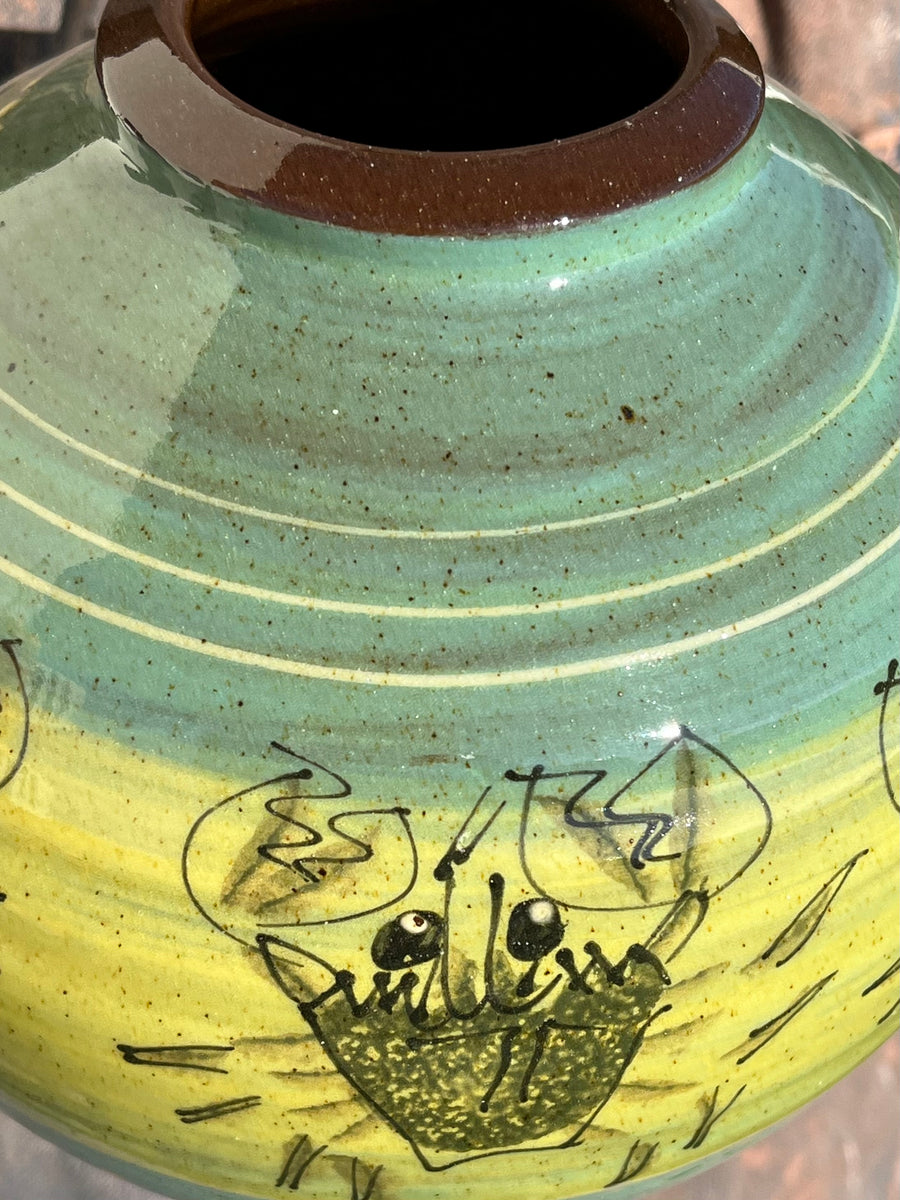 Crab Vase – Tyrii Pottery