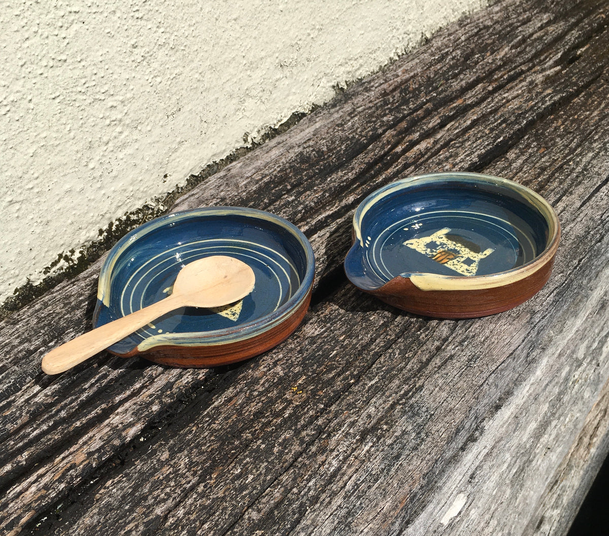 Dark Blue Spoon Rest with Tiree Black House – Tyrii Pottery
